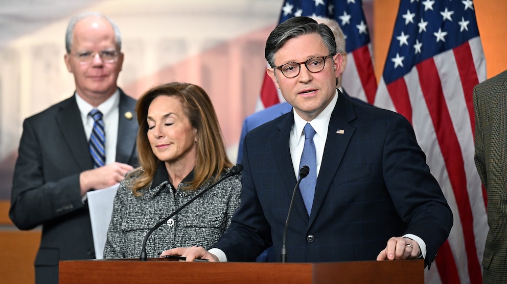 Epstein files bill passes resoundingly in House with only 1 no vote - ABC News