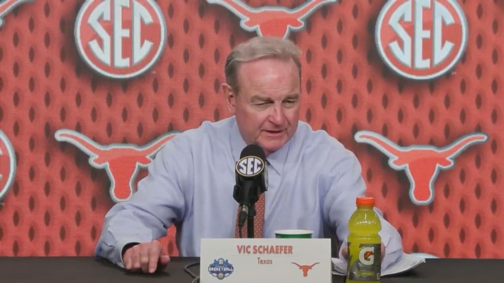 Video UT basketball coach praises student journalists - ABC News