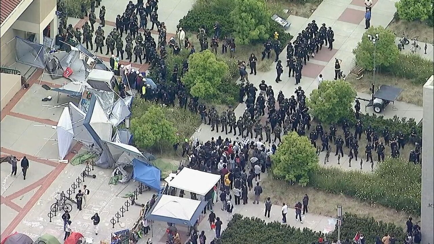Police descend on UC Irvine campus as protesters occupy lecture hall ...