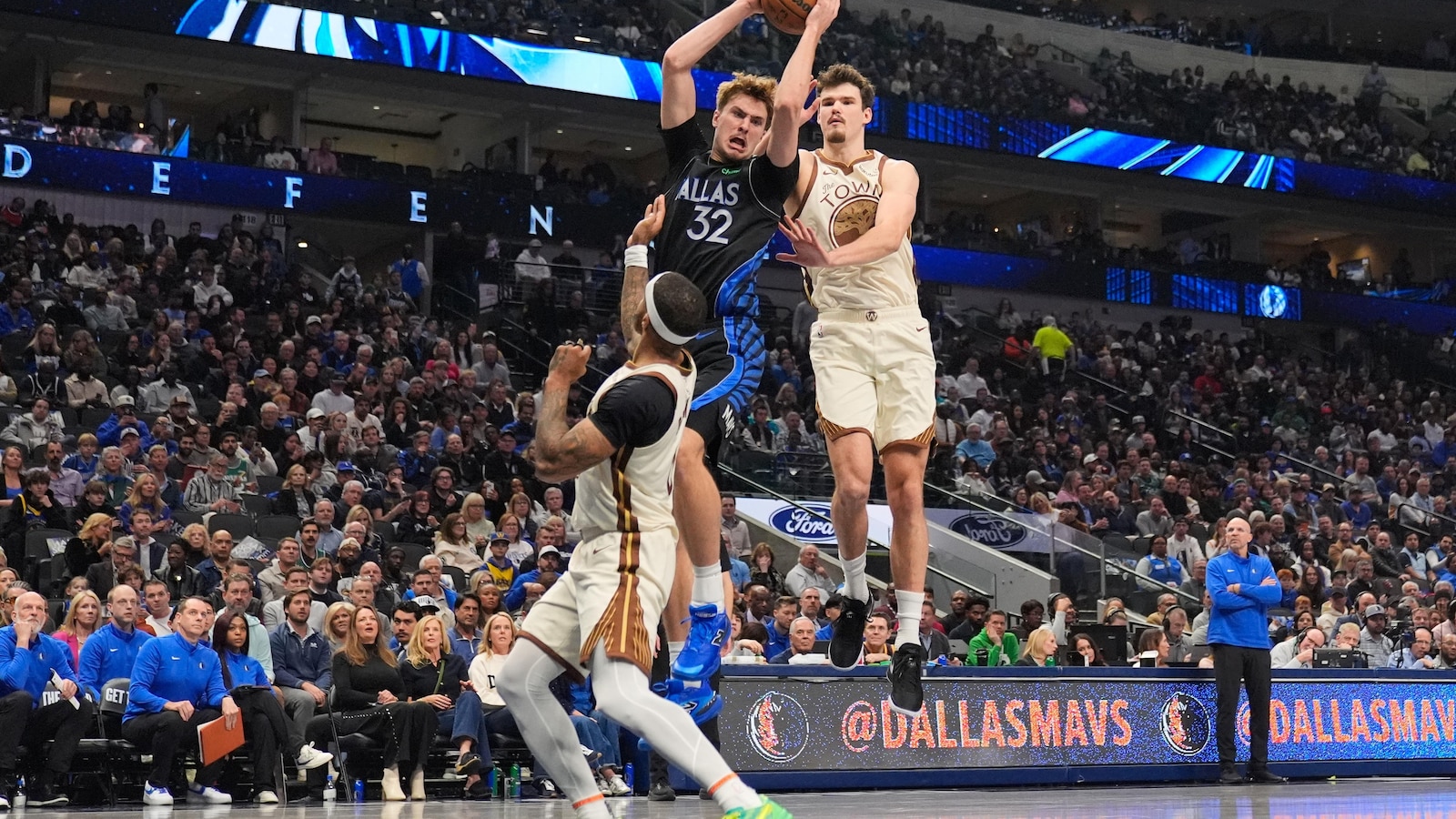 Mavs beat Warriors 123-115 on night Stephen Curry becomes first with ...