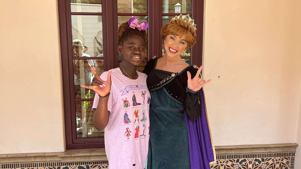 Disney princess surprises girl by signing in ASL: Watch the ...