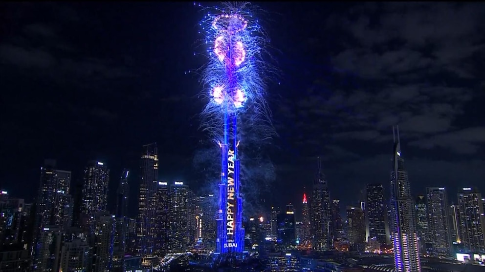 Video Burj Khalifa lights up as Dubai rings in the new year - ABC News