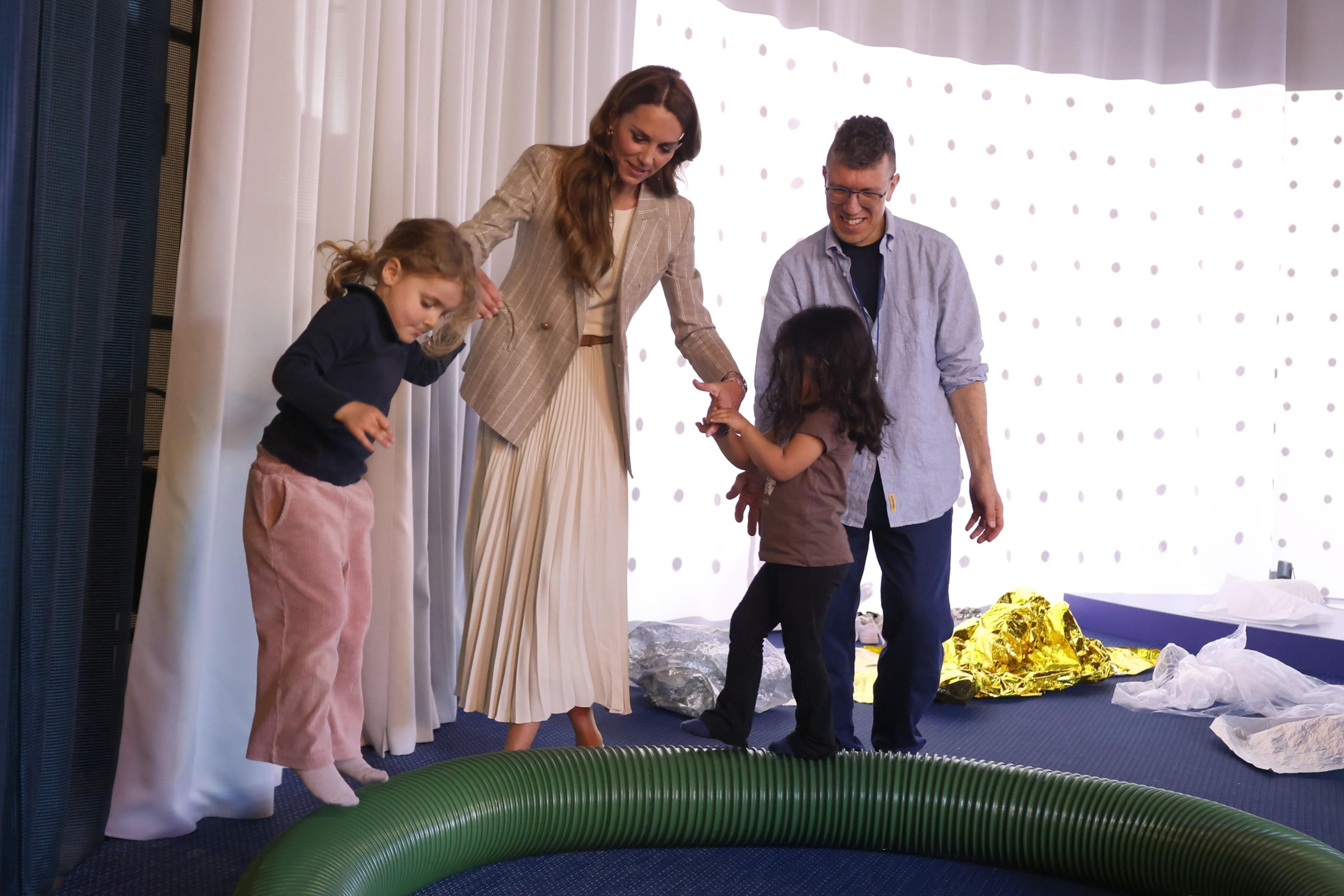 Kate Middleton plays with kids outdoors on 2nd day of Italy visit - ABC ...