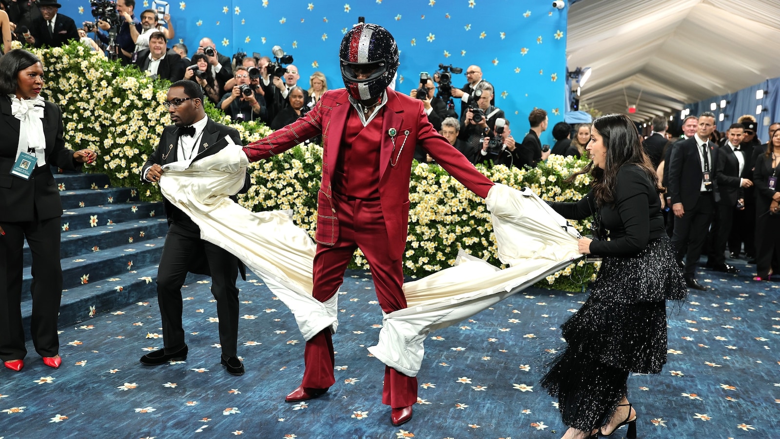 Damson Idris makes grand entrance at the 2025 Met Gala - ABC News
