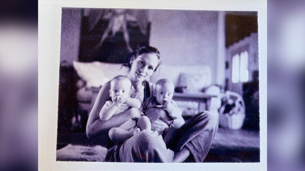 Julia Roberts shares sweet photo of her and twins Phinnaeus and Hazel ...