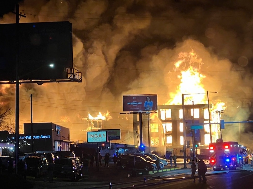 More than 100 firefighters battle massive blaze in Denver - Good ...