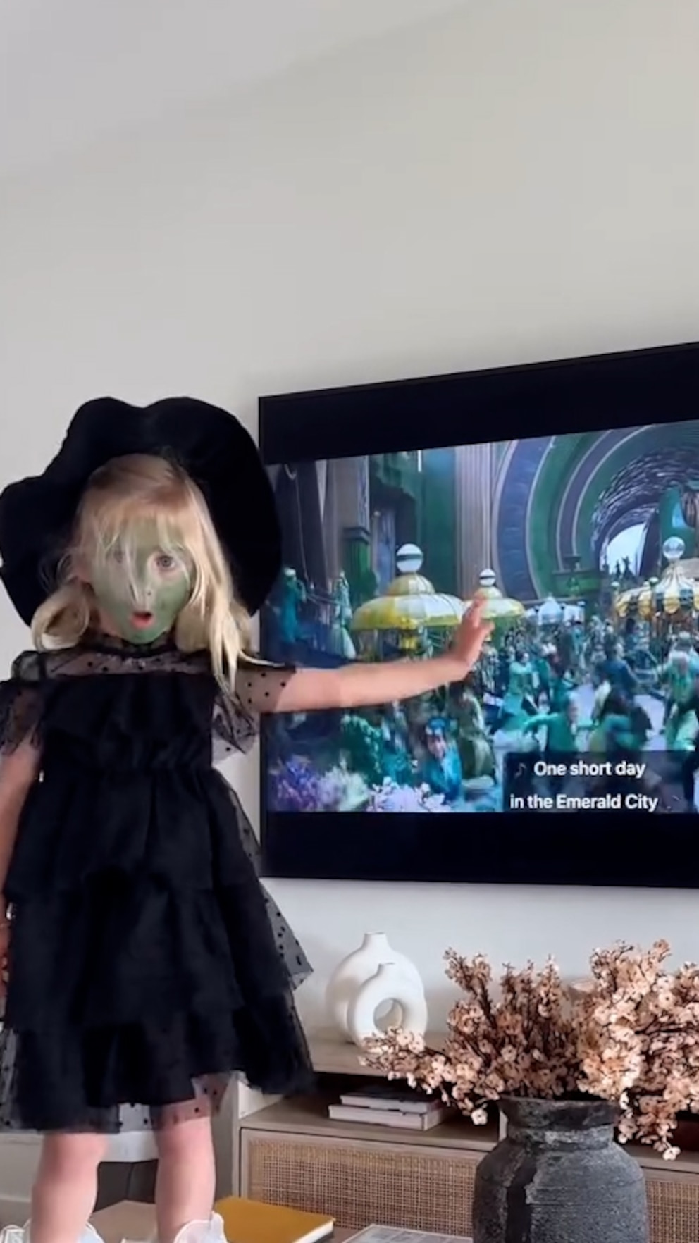 Video Little girl's love for Elphaba in 'Wicked' is 'unlimited' - ABC News