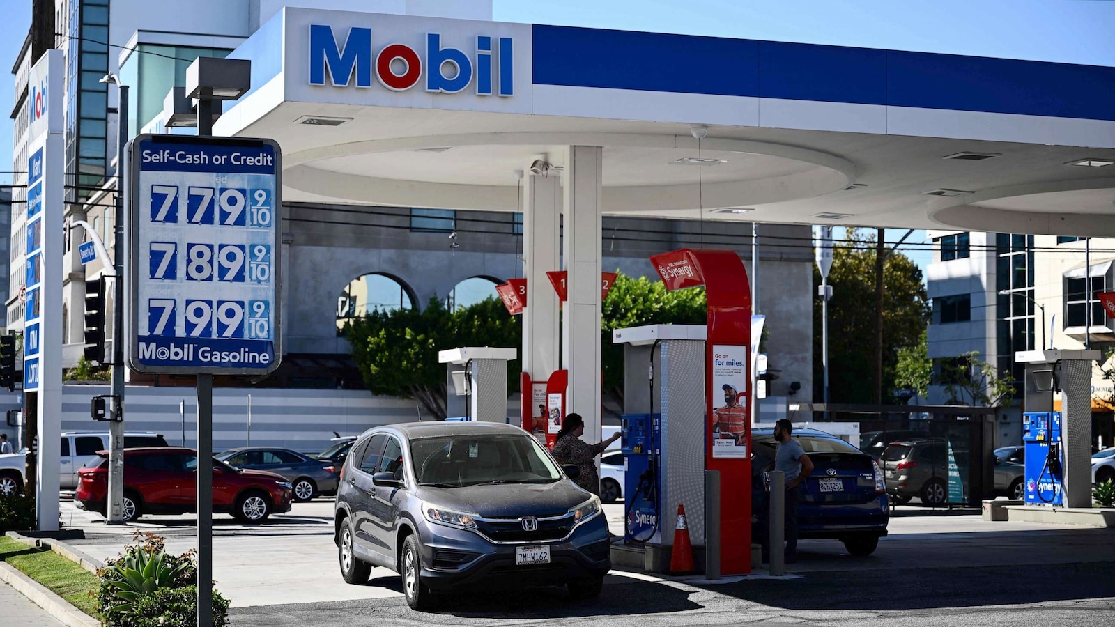 Gas prices are falling -- and analysts expect them to drop much further ...