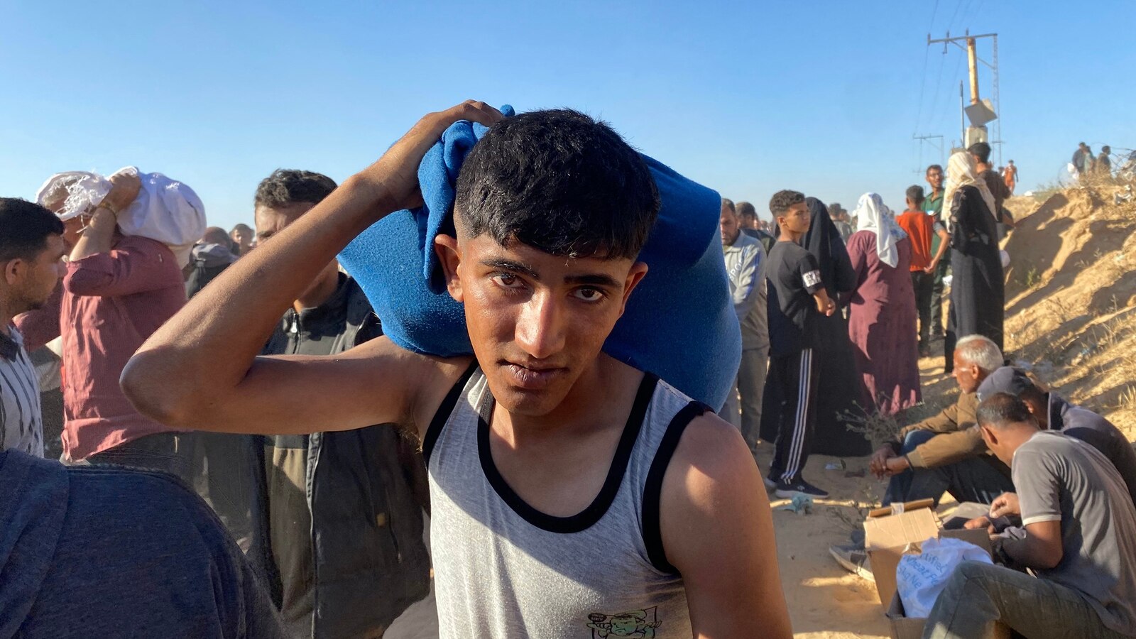 Gazans rush for humanitarian aid as Israeli strikes continue - ABC News