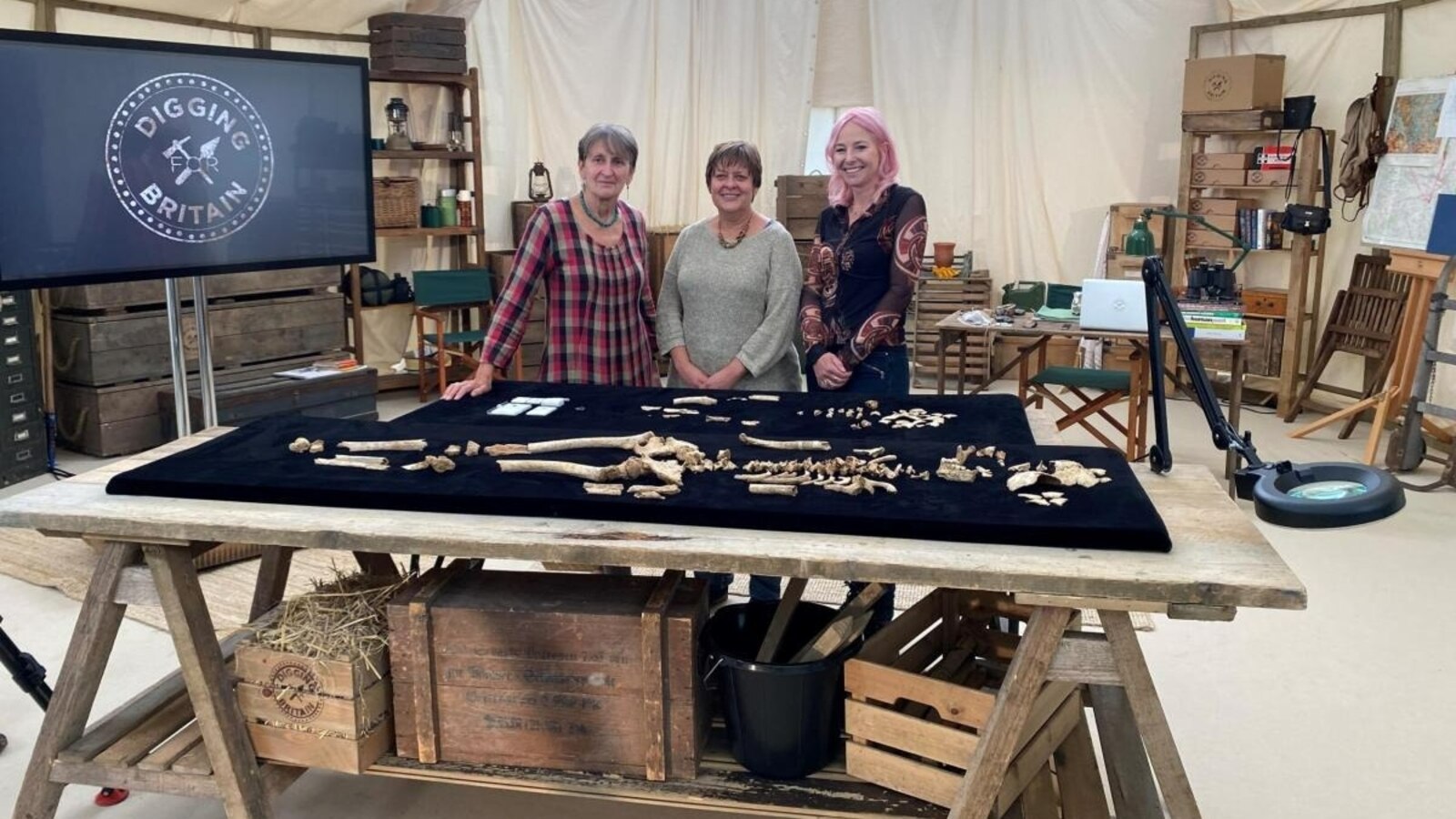 Archaeologists announce discovery of Anglo-Saxon cemetery with bodies ...