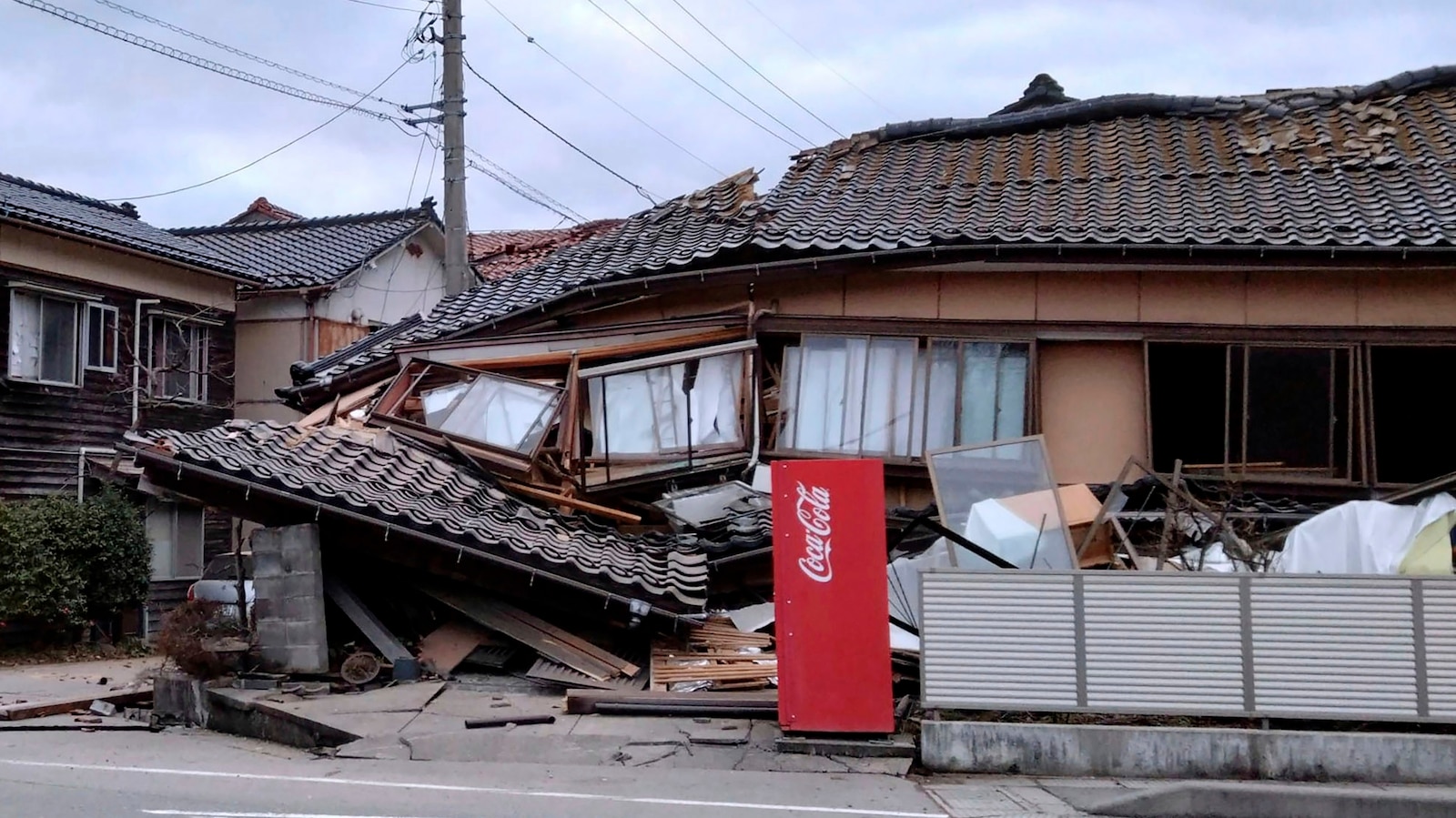 At least 8 dead after powerful earthquake strikes Japan, triggering tsunami warning - ABC News