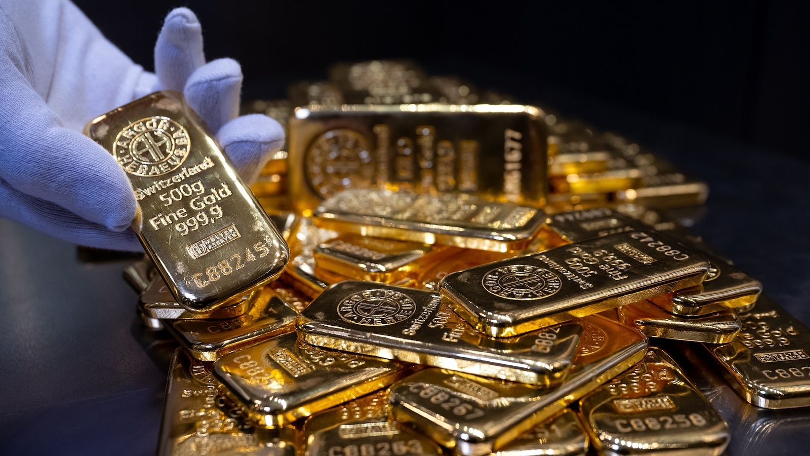 Gold prices hit a record high as economic uncertainty looms - ABC News