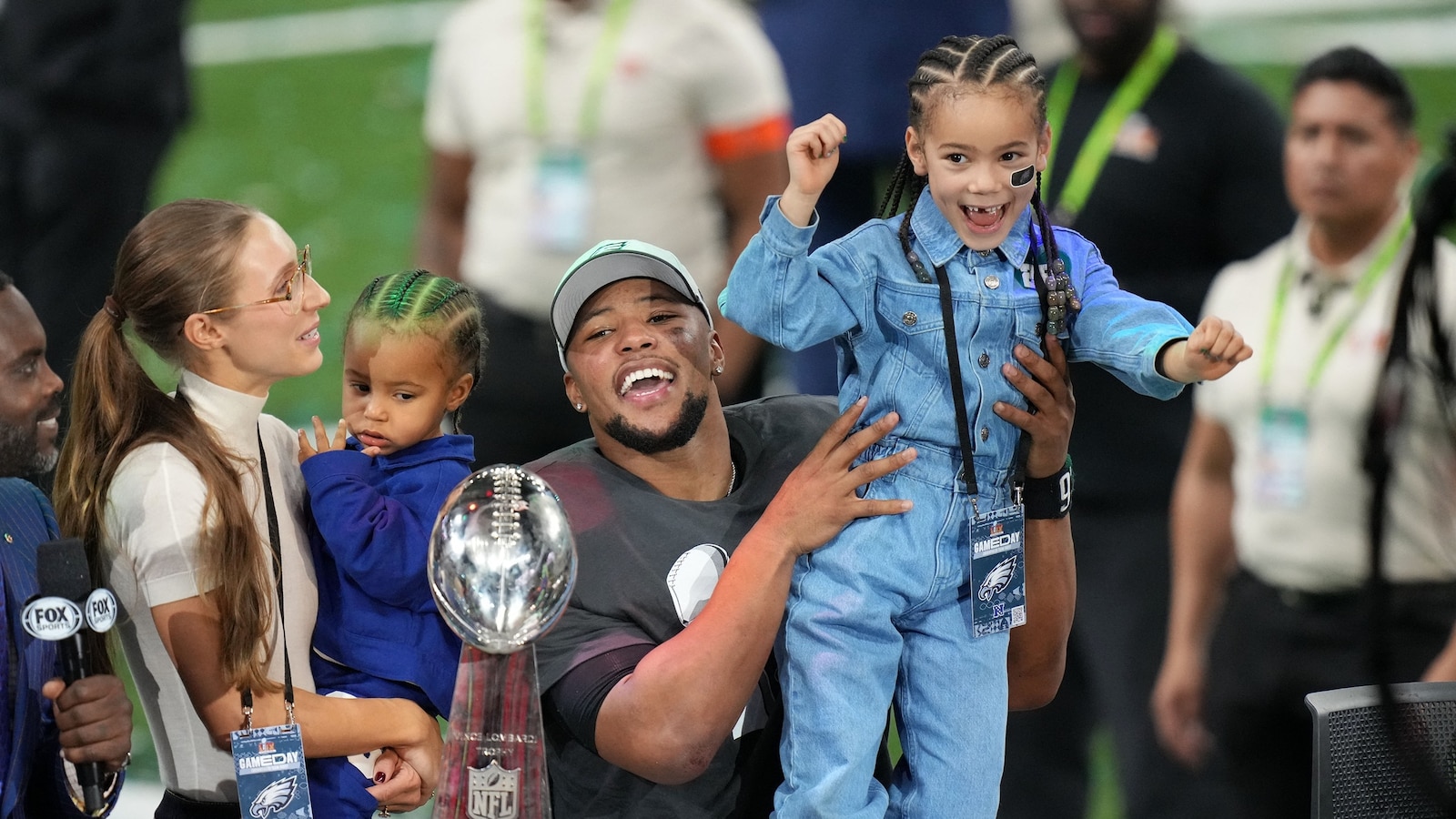 Philadelphia Eagles star Saquon Barkley is a dad of two: Meet his family - ABC News