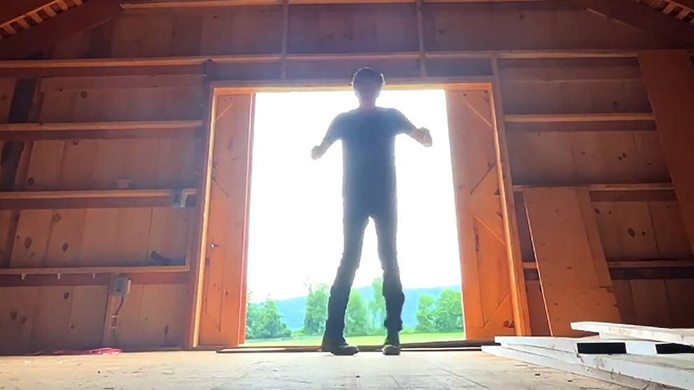 Kevin Bacon cuts 'Footloose' with dancing video to celebrate end of SAG ...