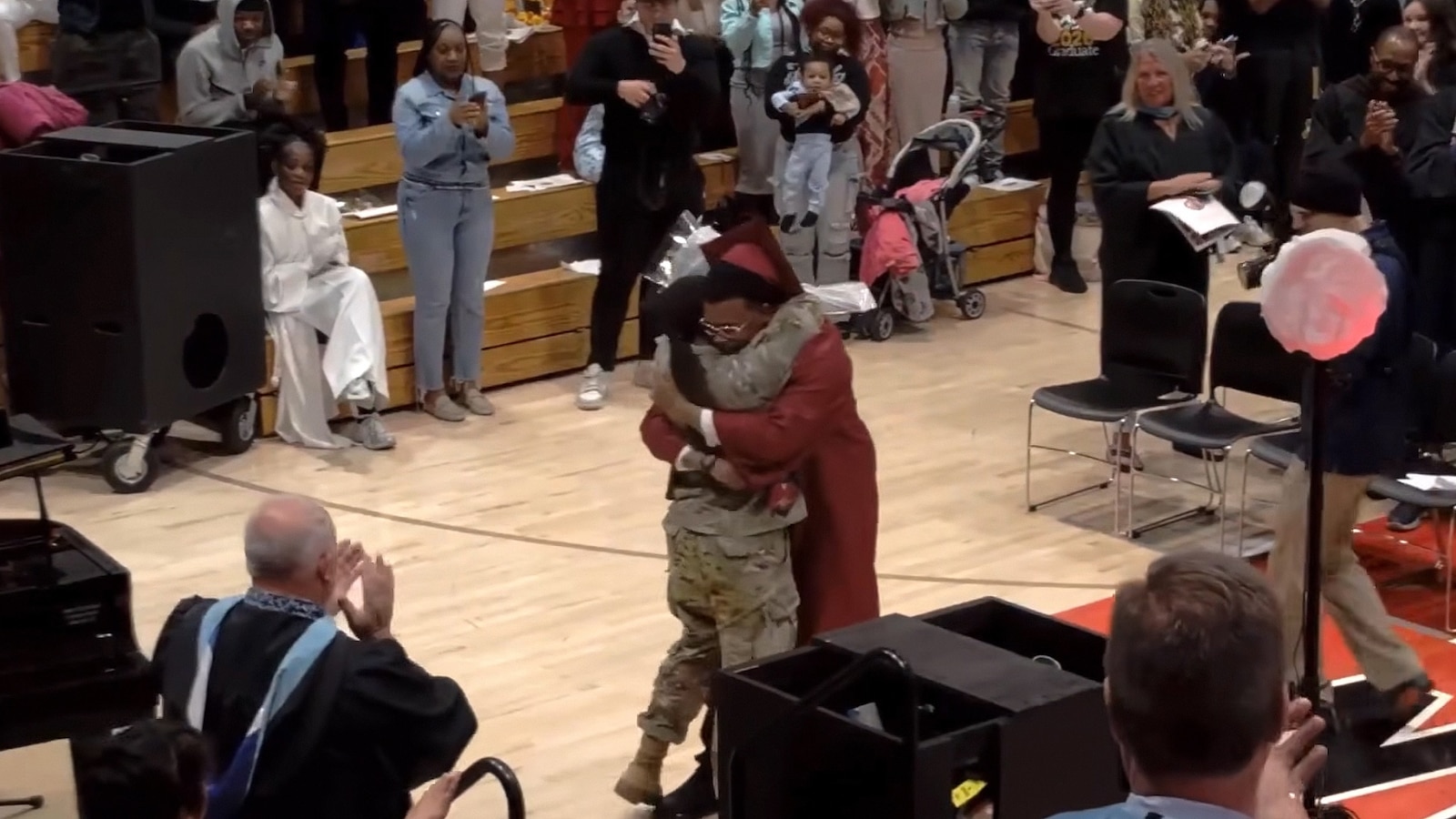 Soldier surprises brother at high school graduation after returning ...