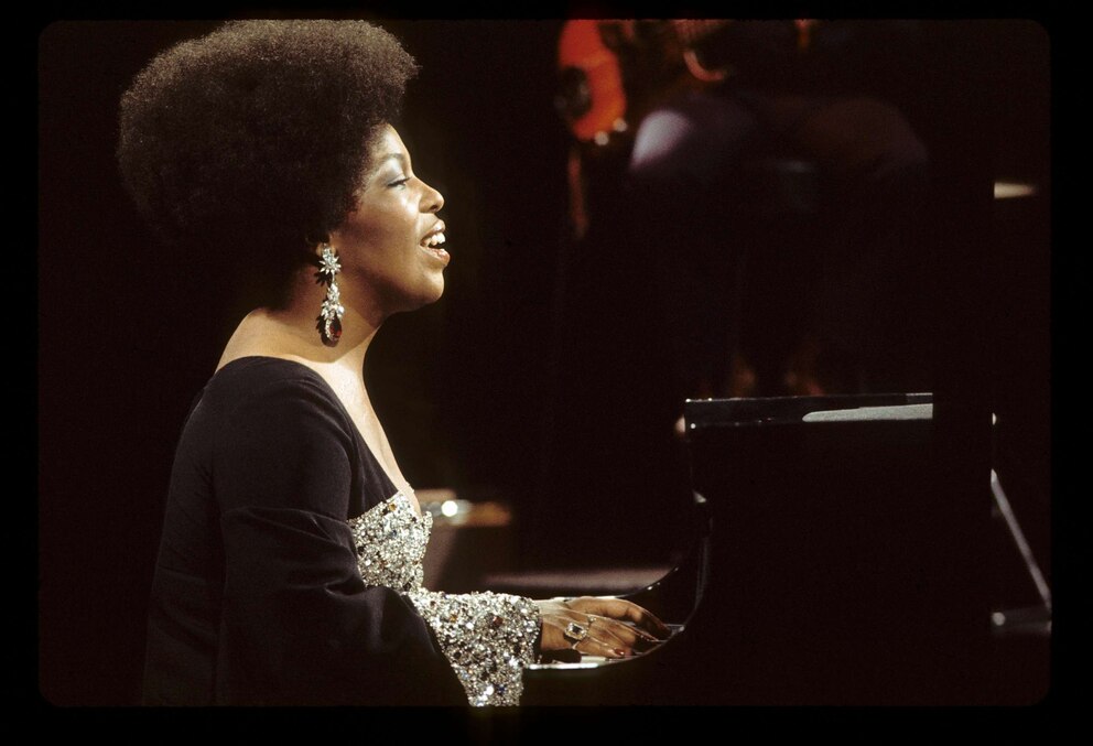 Roberta Flack, enduring songstress, dies at the age of 88 - Good ...