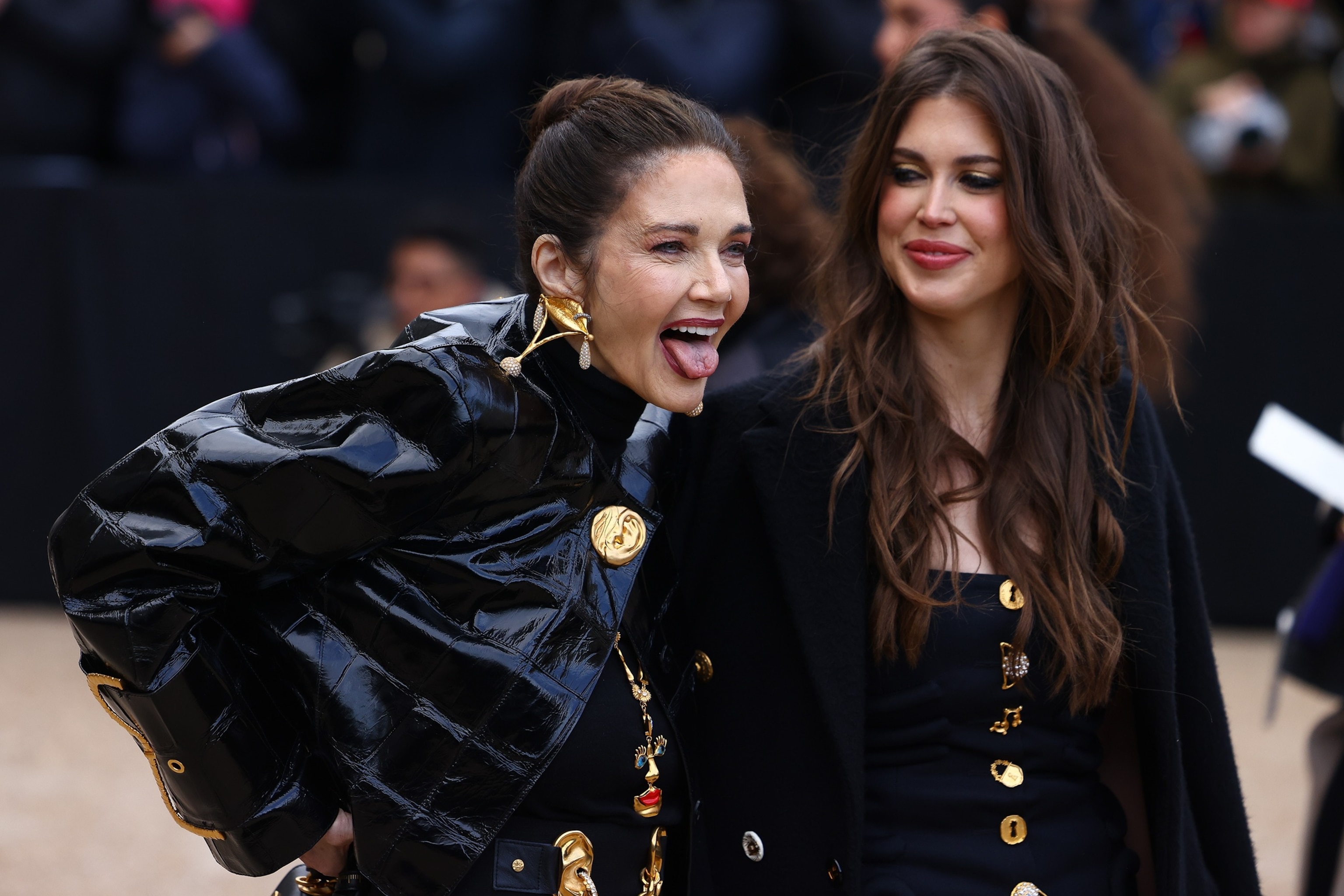 'Wonder Woman' TV icon Lynda Carter steps out at Paris Fashion Week ...