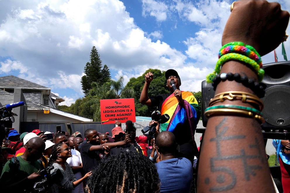 Ugandas President Signs Anti Gay Bill Into Law That Calls For Death 7940