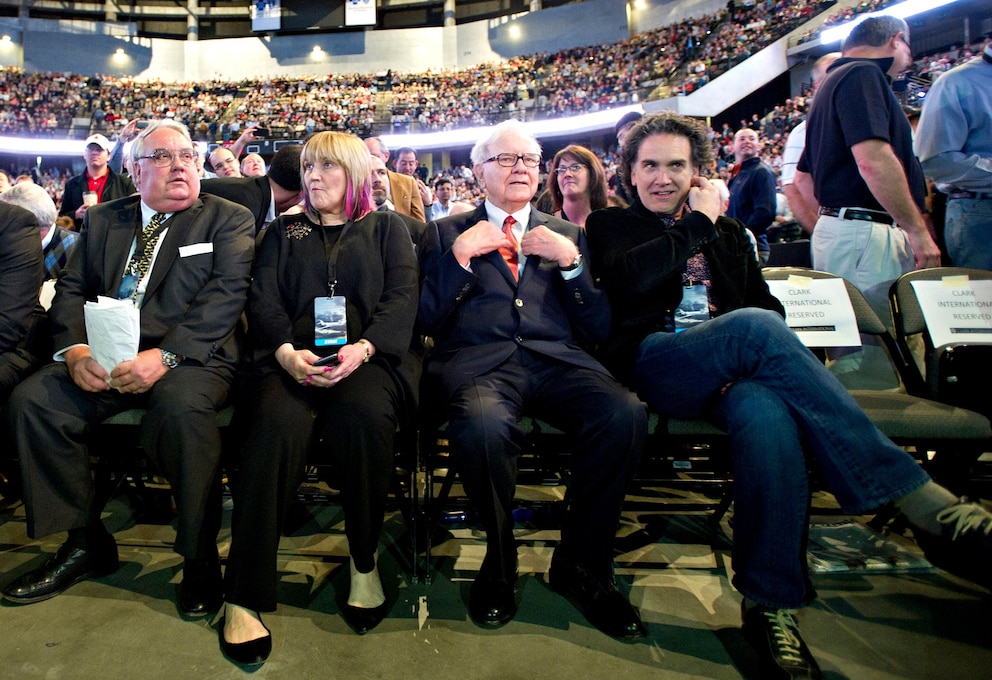 Warren Buffett to donate $1.1 billion of Berkshire stock to 4 family ...