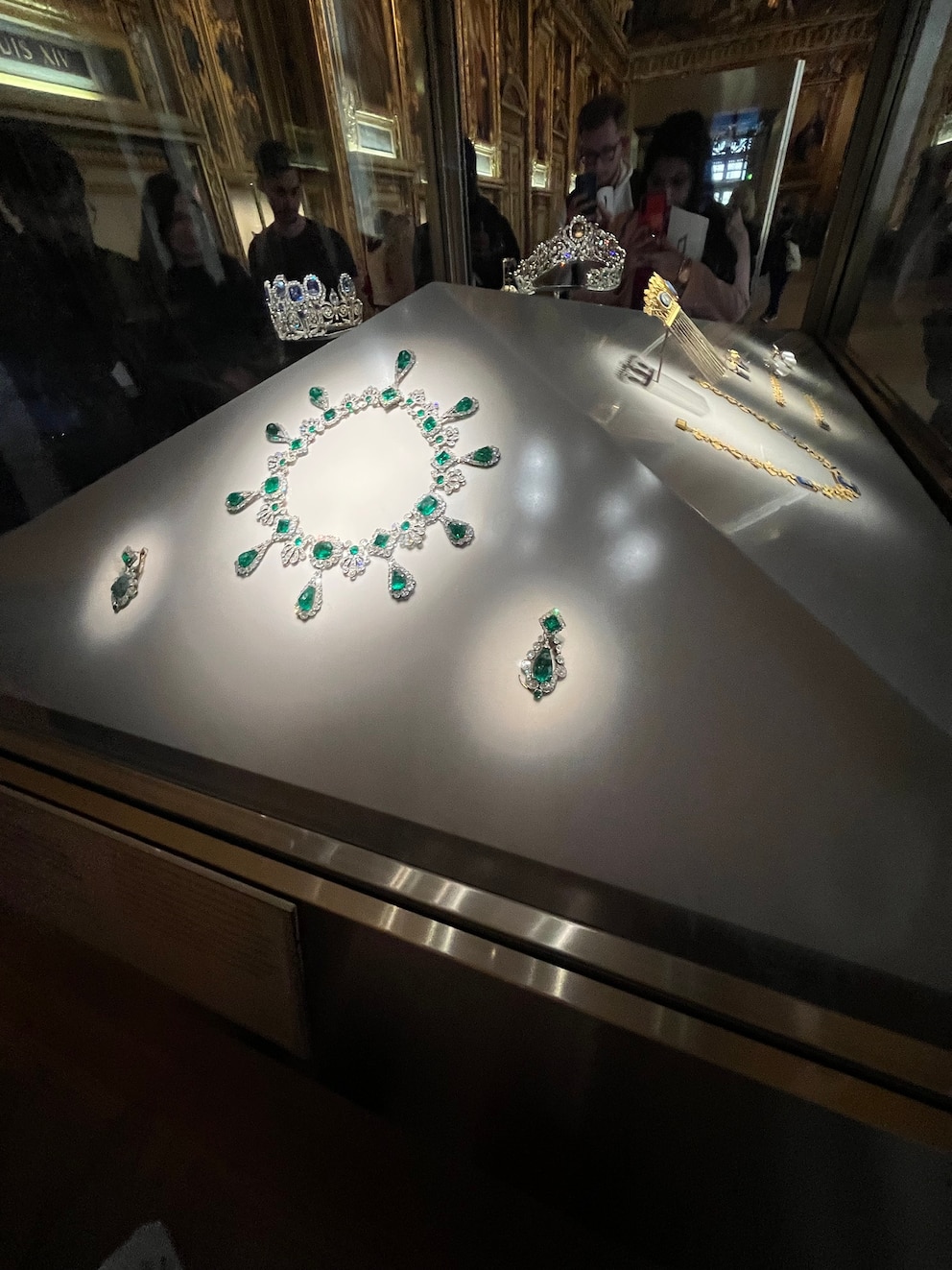 Royal crown damaged in brazen heist at the Louvre: Culture Minister ...