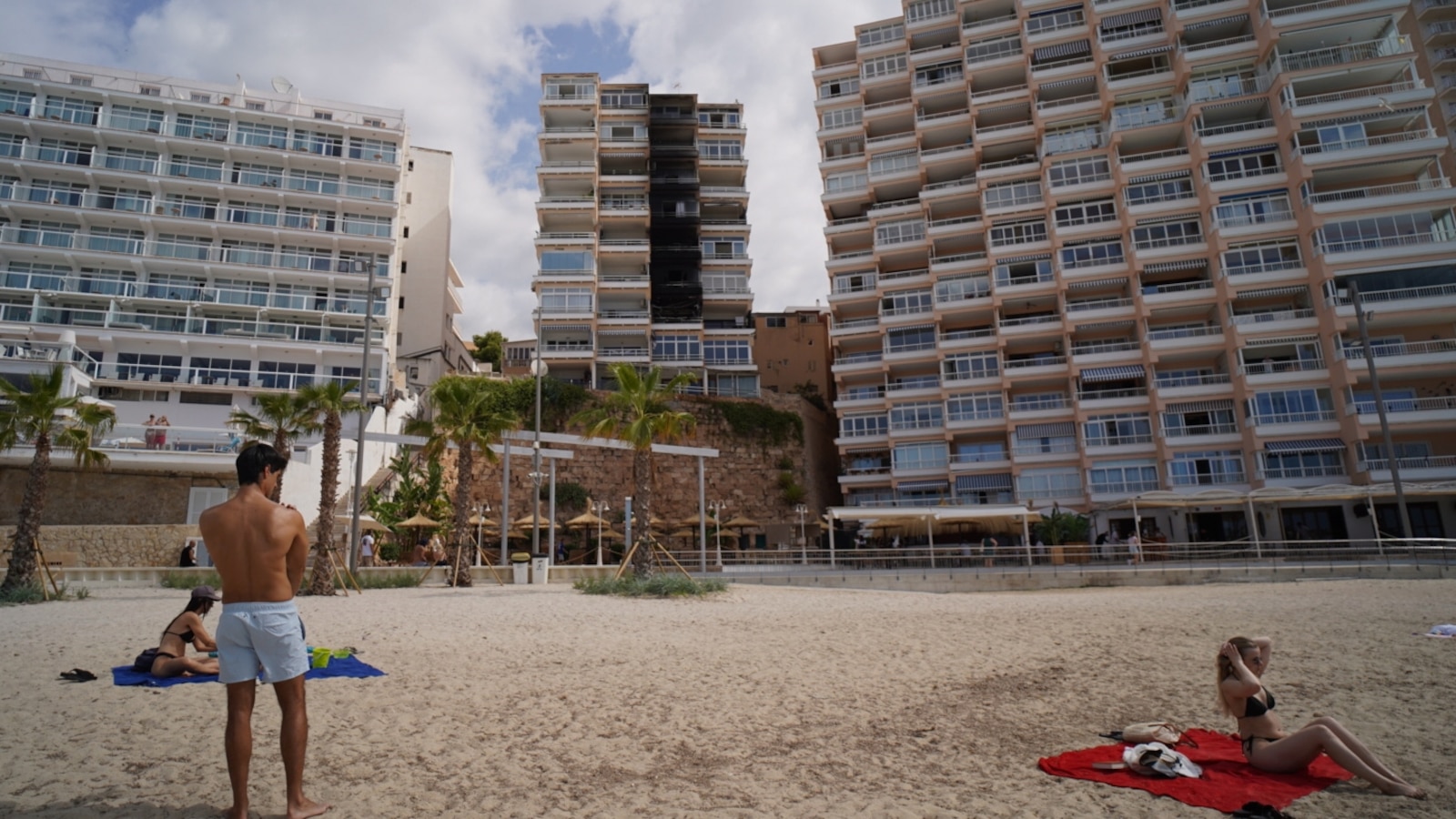 A fire on the Spanish island of Mallorca kills 2 people and injures ...