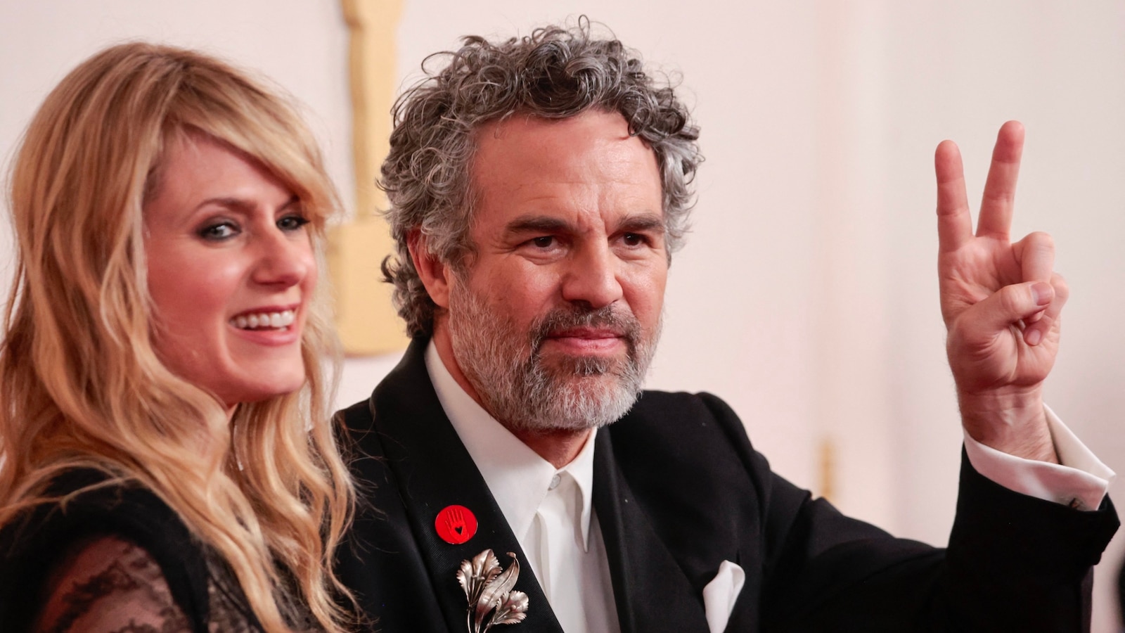 Mark Ruffalo and more wear pins supporting Israel-Hamas cease-fire at ...