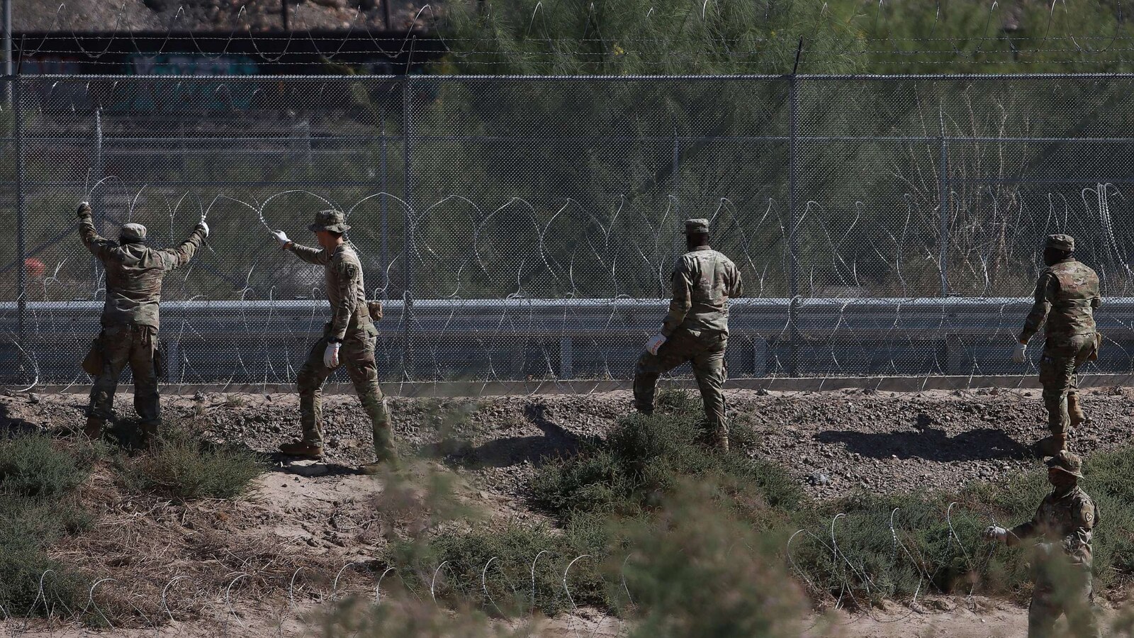 Judge temporarily bars federal government from cutting razor wire along ...