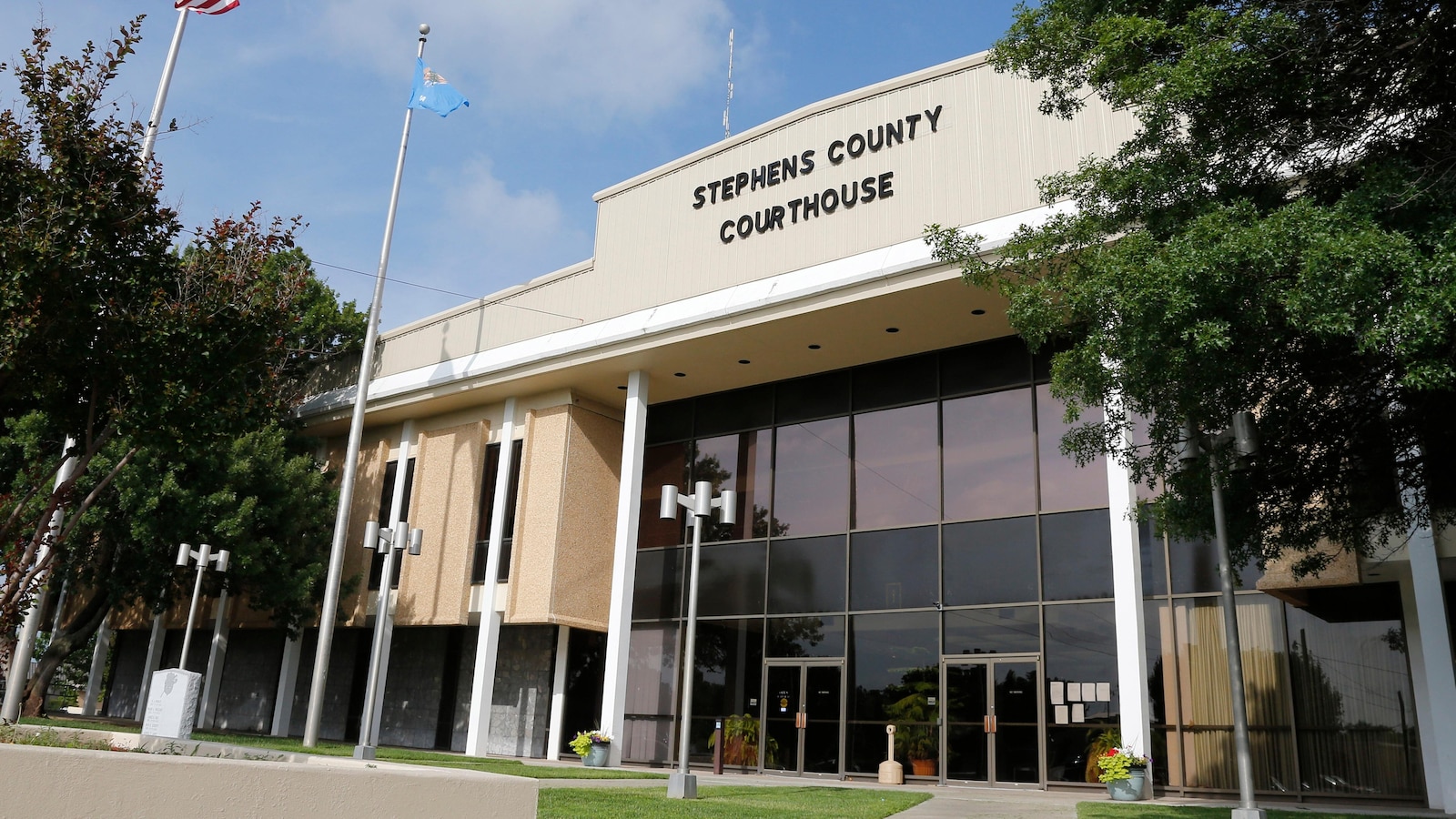 Oklahoma man firing gun in yard fatally shoots neighbor sitting blocks ...