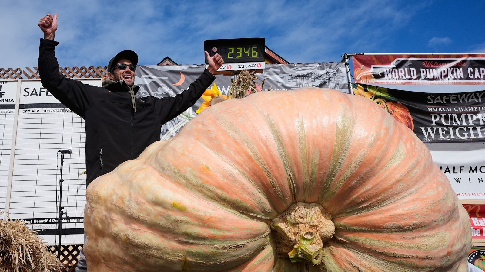 Grower squashes competition in World Championship Pumpkin Weigh-off ...