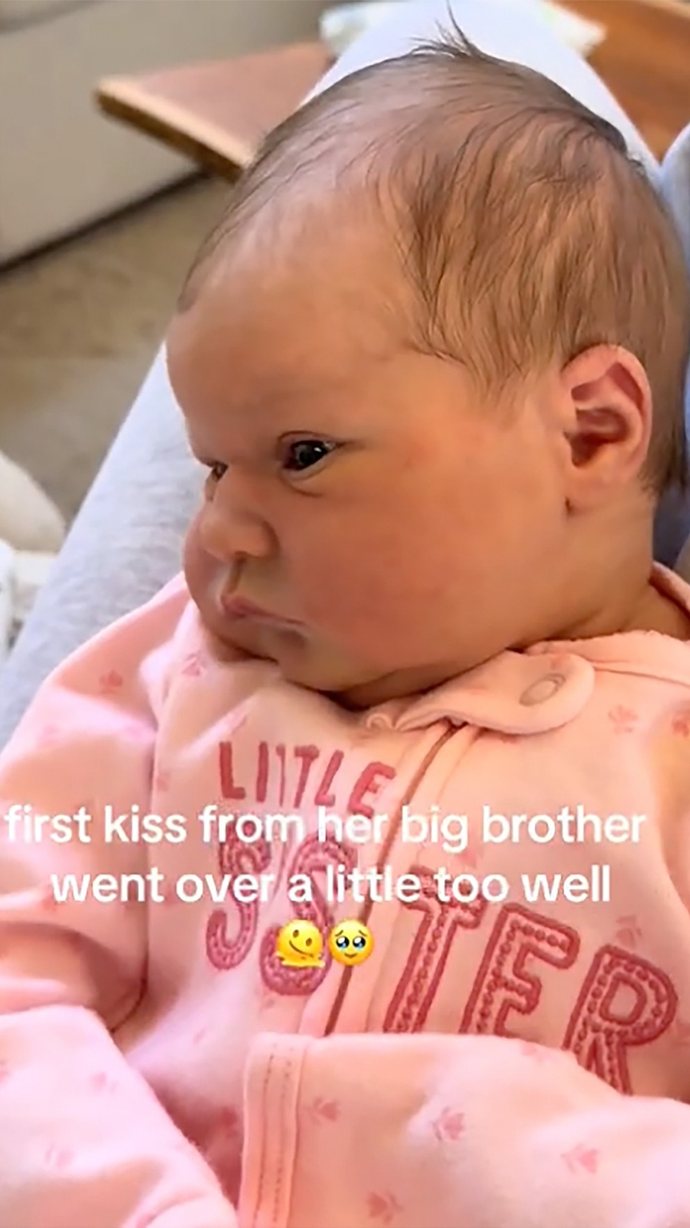 Baby has sweet reaction to big brother's kiss - ABC News