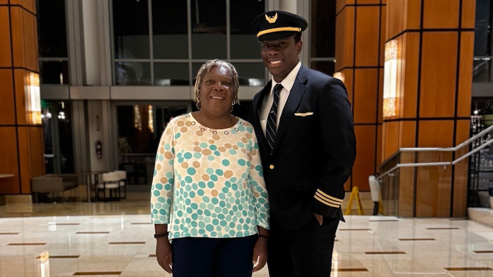 Pilot surprises mom on 1st flight home since late dad's death - Good ...