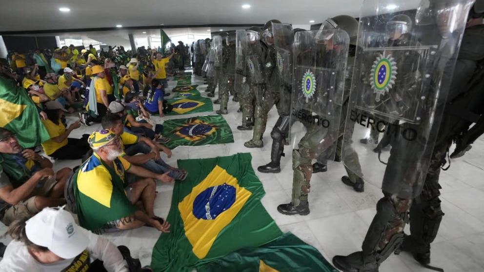 Video ABC News Live: Violent mob storms government buildings in Brazil ...