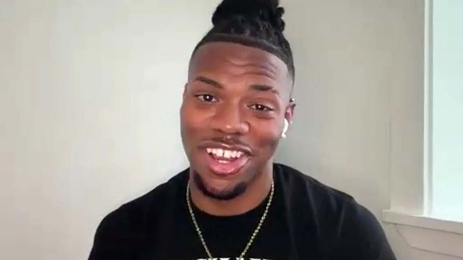 Viral singing mail carrier thanks family who helped raise money for new ...