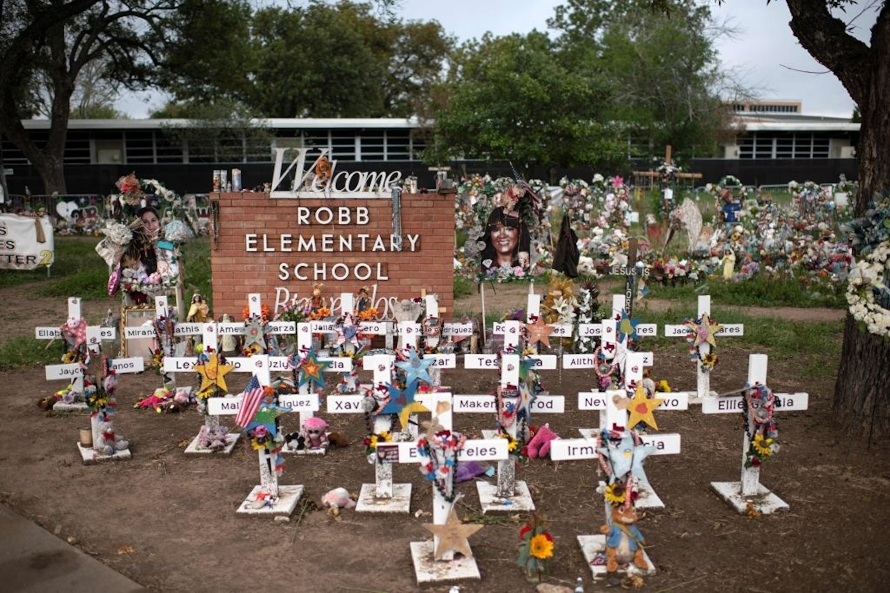 Uvalde school shooting timeline: Prosecutors say officers arrived ...