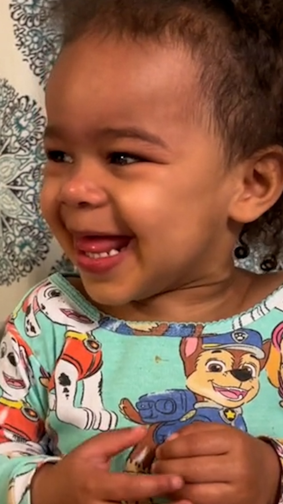 Video Toddler kisses her own boo-boo and cures herself with laughter ...