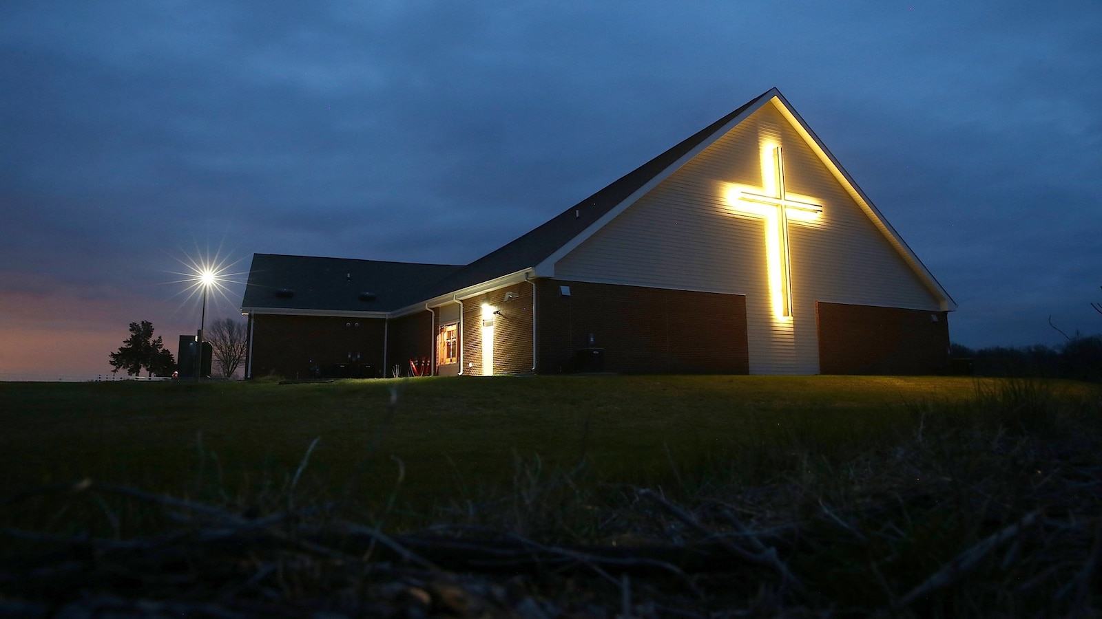 DeSantis, Trump court Iowa's evangelical voters, promising Christian ...