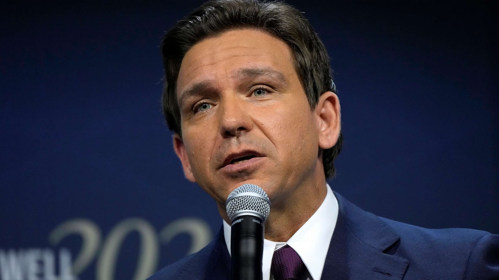 DeSantis uninjured in car crash while heading to event: Campaign - ABC News
