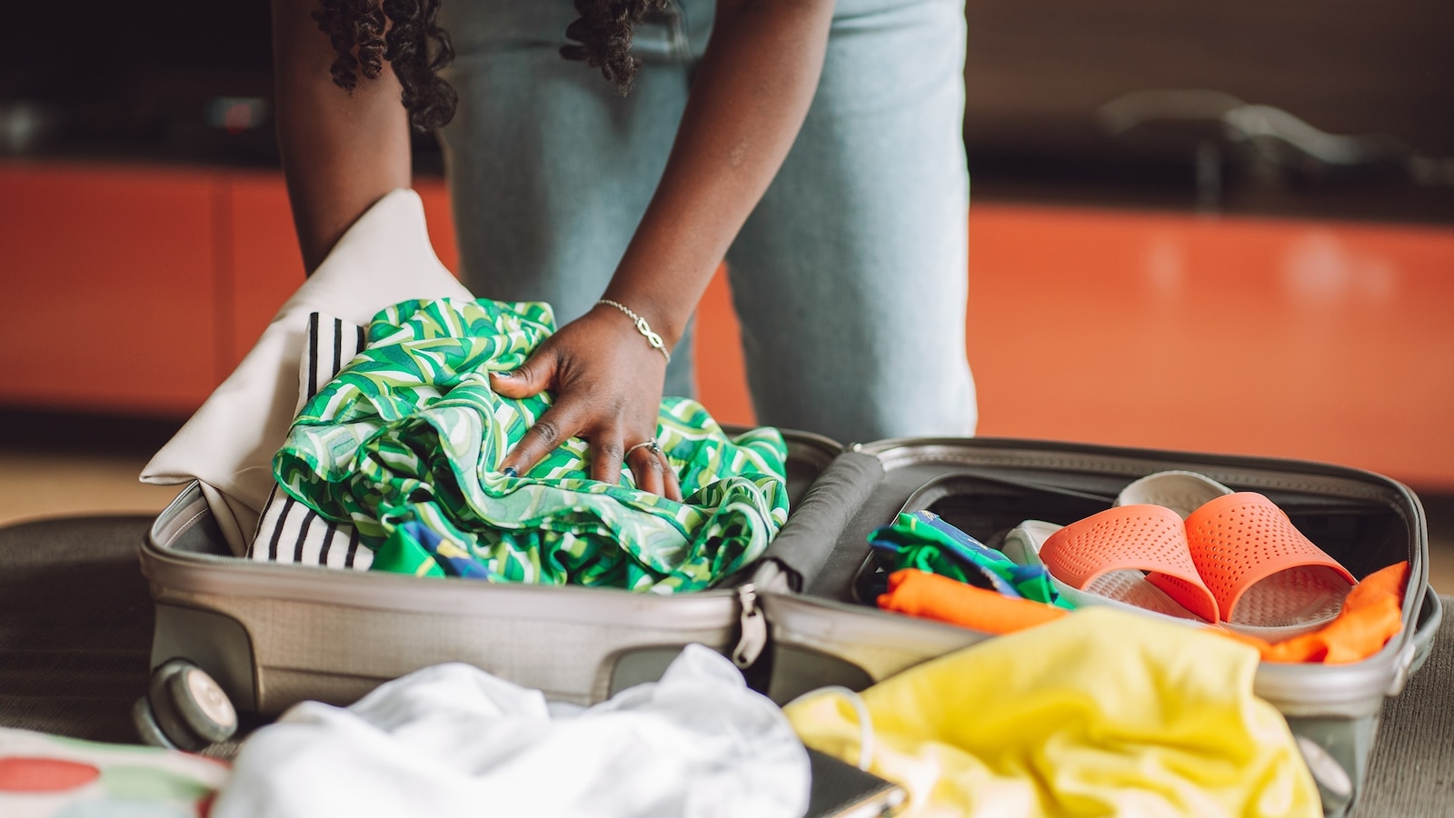 How to pack a carry-on and avoid bag fees on flights this summer - ABC News