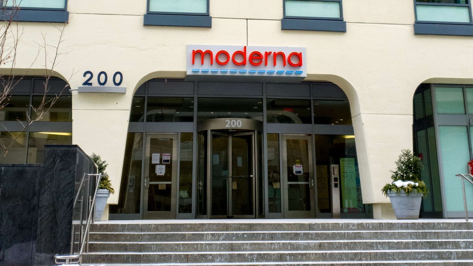 Moderna doses 1st participant in phase 3 clinical trial of combo flu ...