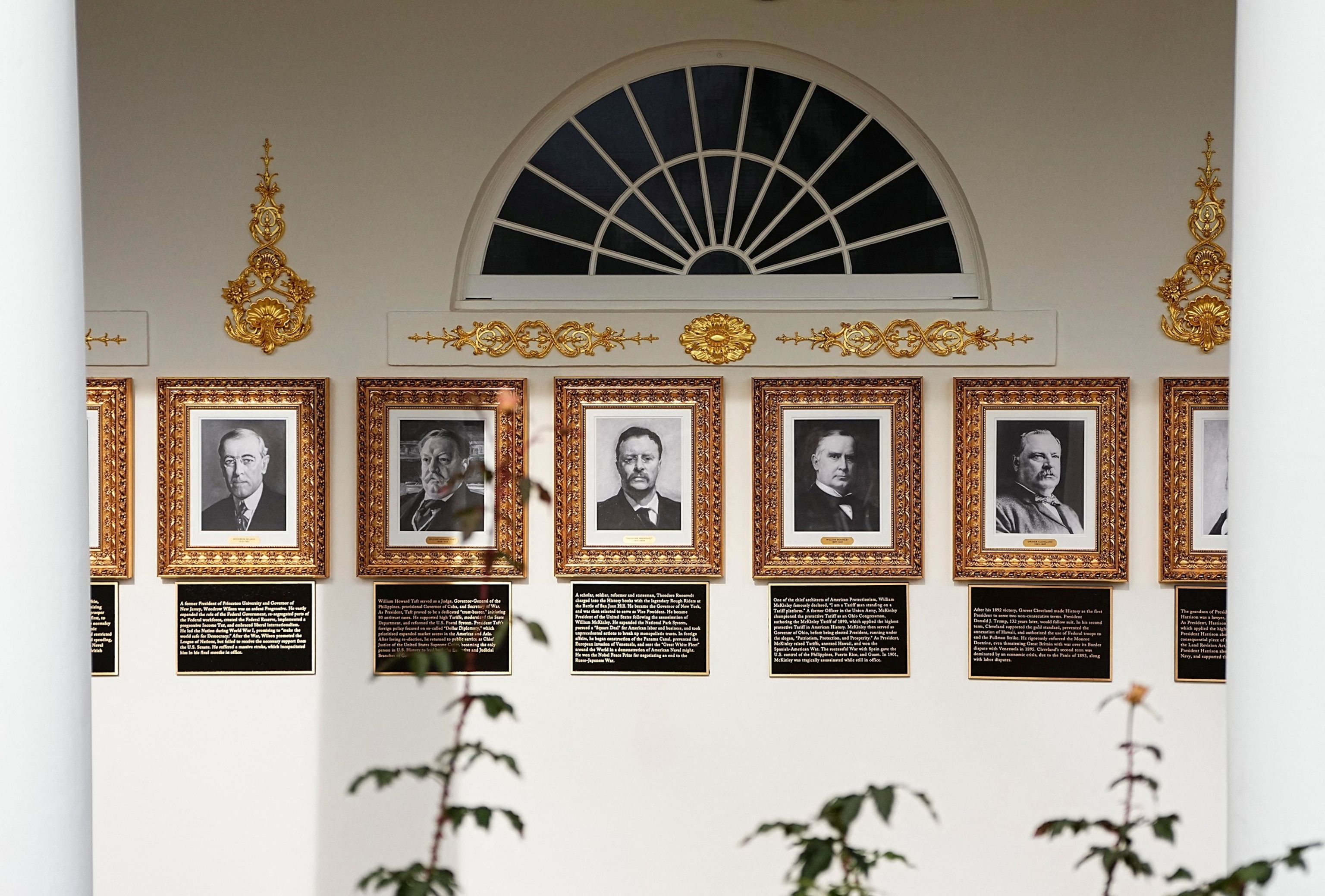Trump hangs plaques mocking Biden, Obama along White House Colonnade ...