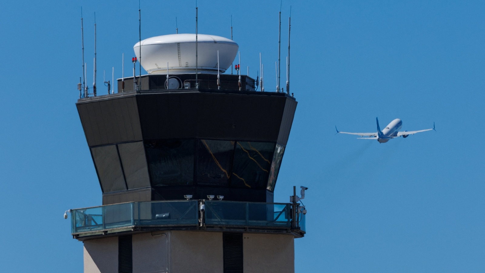 How air traffic controllers keep US skies safe -- and how to become one ...