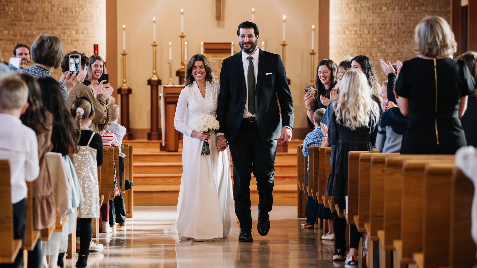 Kindergarten teacher gets married in front of her students - ABC News