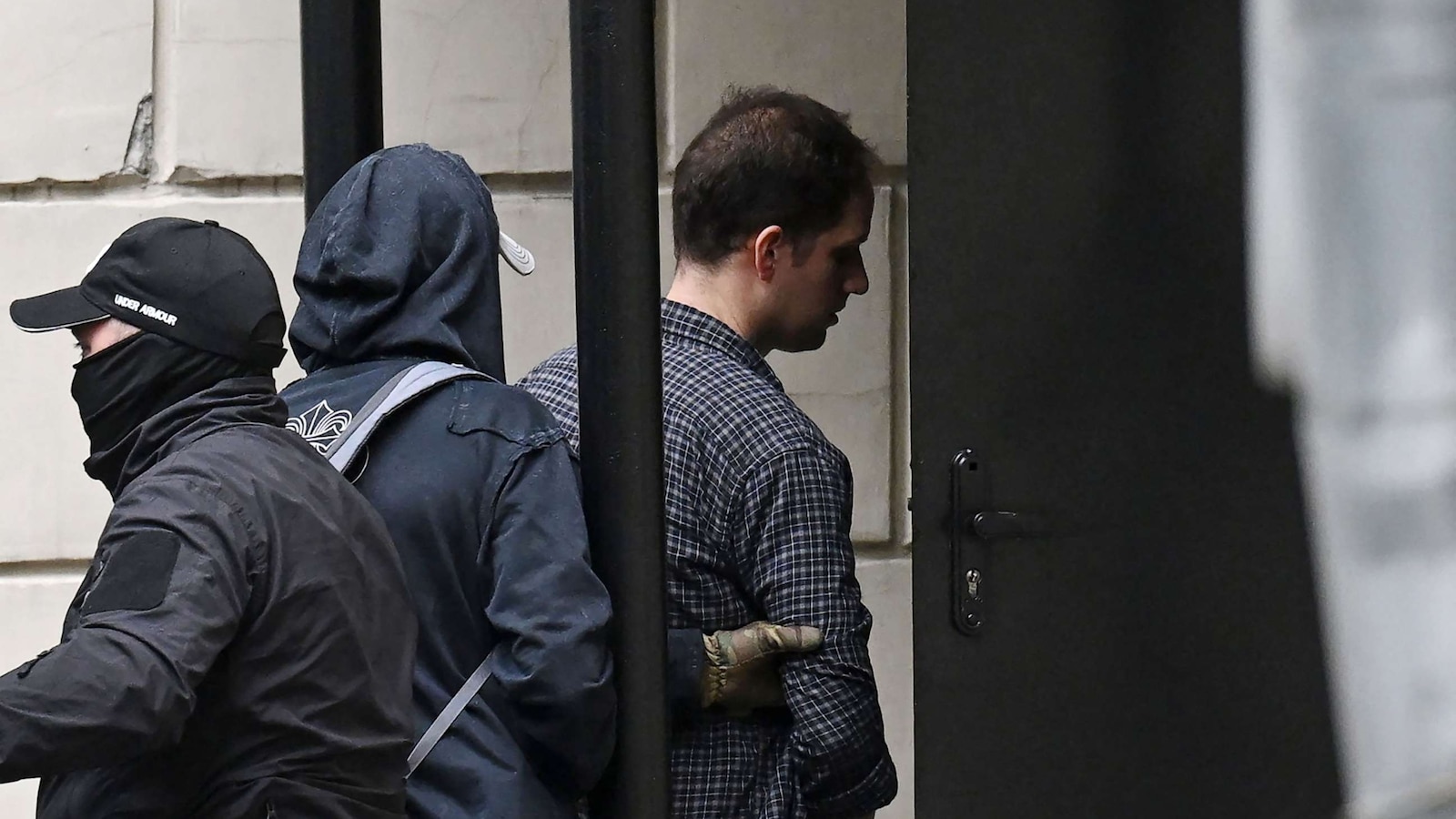 Wall Street Journal reporter's detention extended in Moscow hearing ...