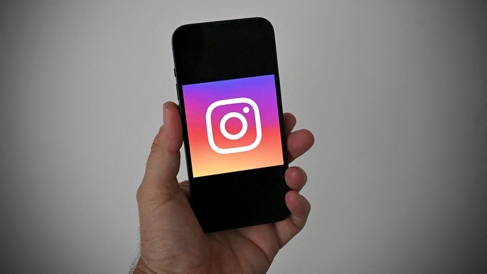 Meta debuts new Instagram feature that allows users to rearrange posts ...