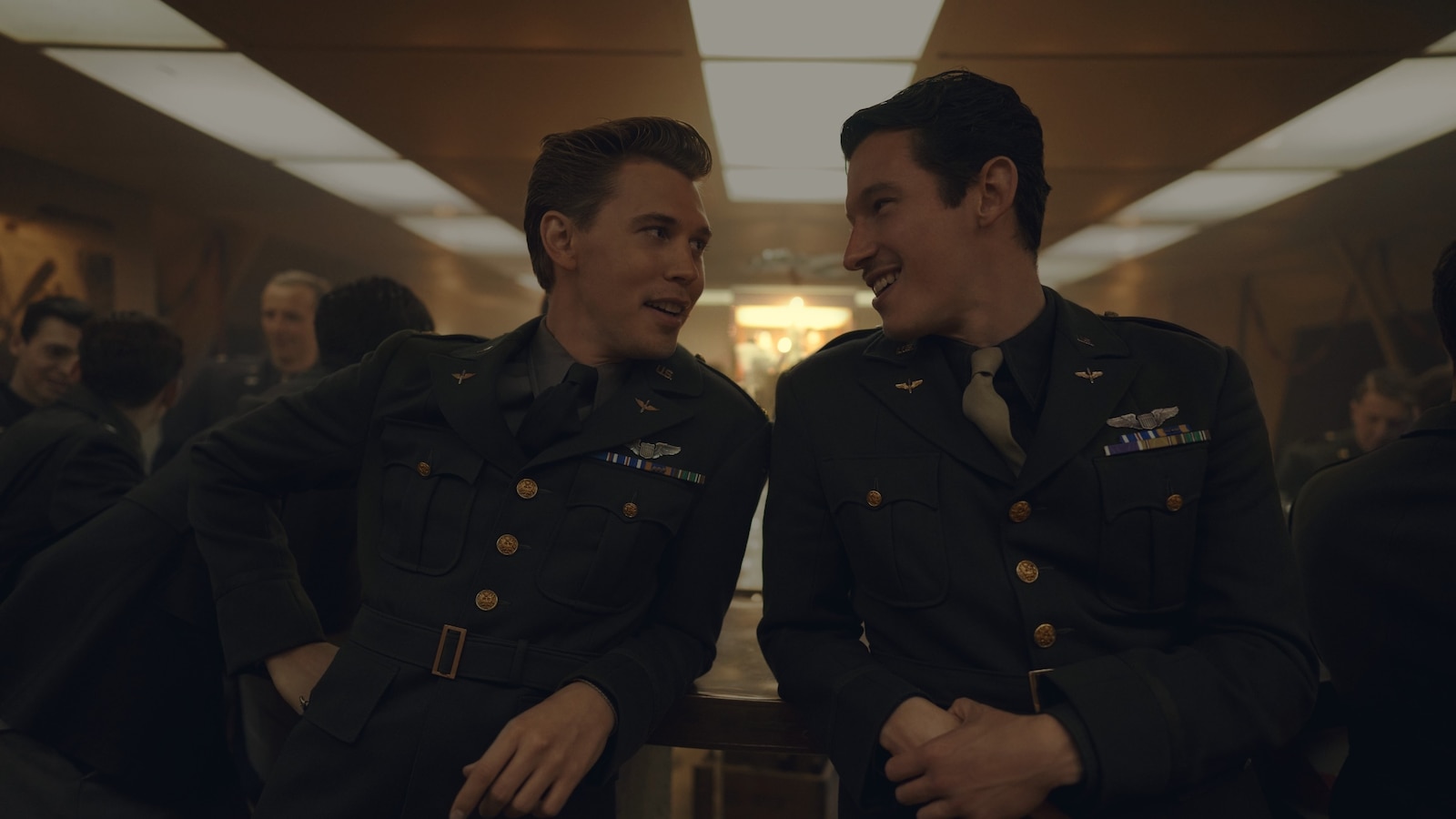 Austin Butler, Callum Turner talk World War II miniseries 'Masters of the Air' - ABC News