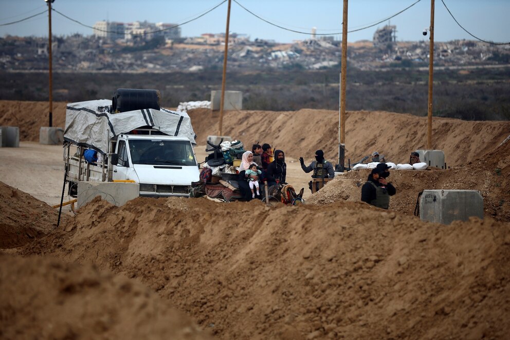 How a team of 'suburban dads' secured a key checkpoint in Gaza's 'death ...