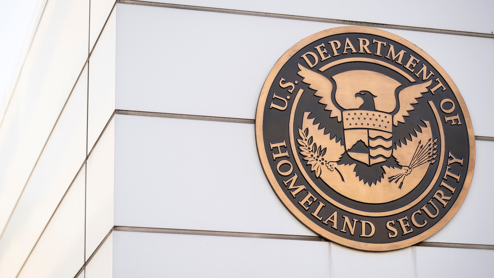 DHS, FBI warn large-scale events could be target for violence - ABC News