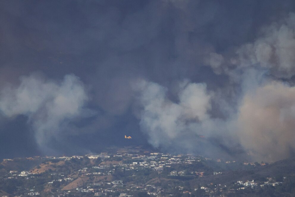 Los Angeles fires: 2nd blaze spurs evacuations - Good Morning America