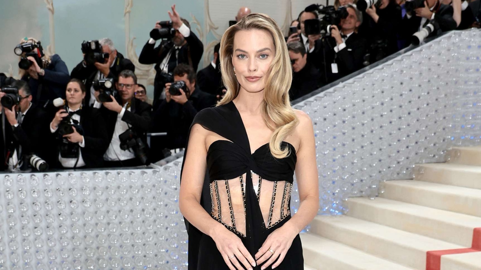 Margot Robbie stuns in Chanel, channeling Cindy Crawford circa 1993 - ABC News