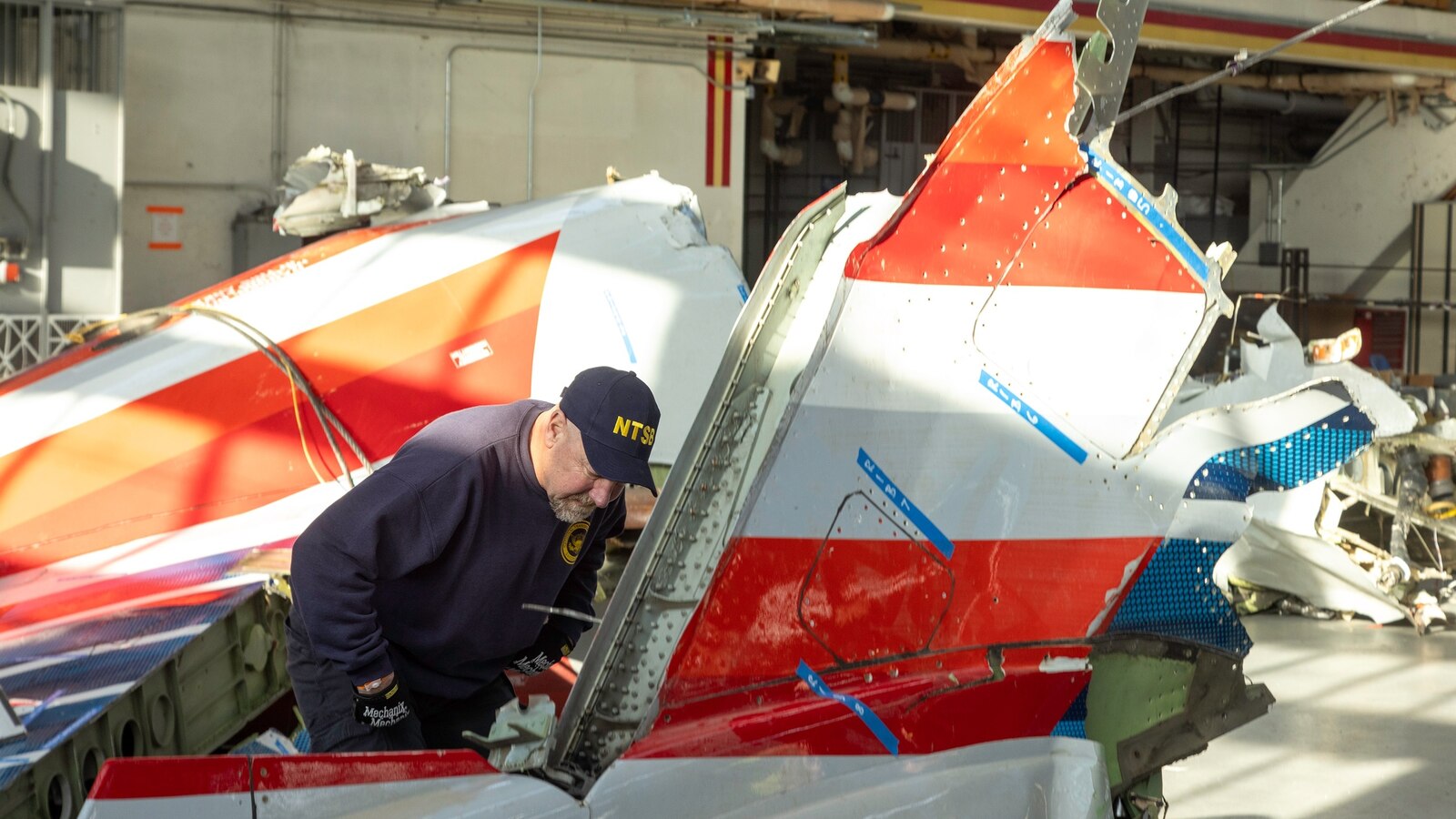 DC plane crash live updates: Investigators comb through wreckage for ...